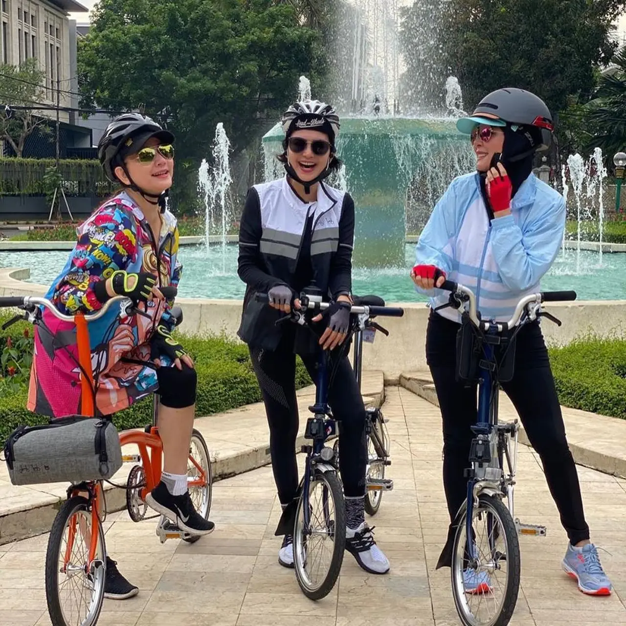 Bugar di Usia 49 Tahun, Ini 6 Potret Nunu Datau Saat Bersepeda - Hot ...