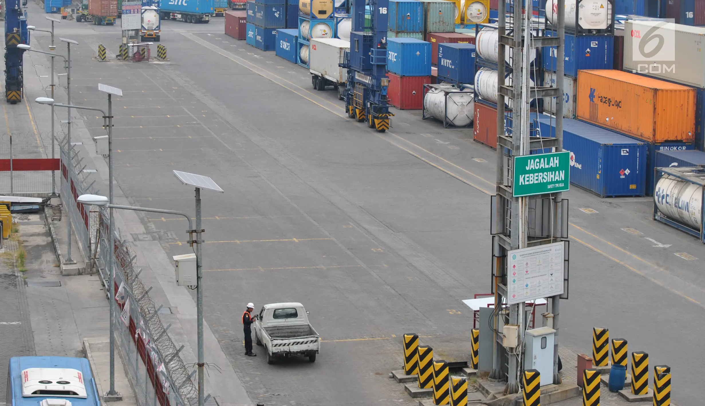 PHOTO: Melihat Suasana Pelabuhan Terminal Peti Kemas Koja - Foto ...
