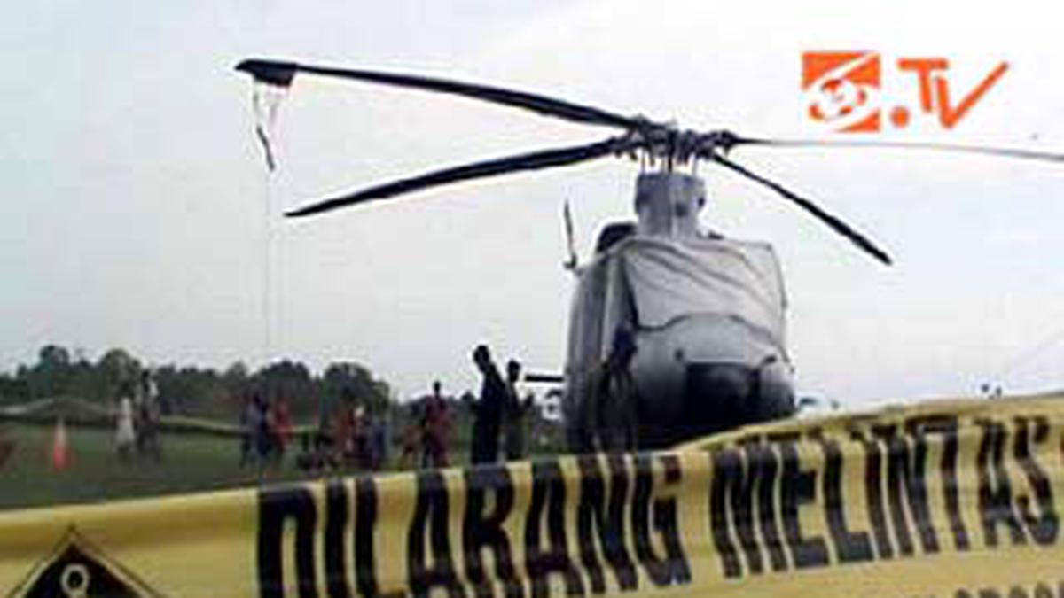 Heli Tni Mendarat Darurat Di Lapangan Bola News Liputan6