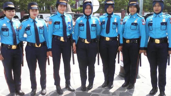 Satpol-satpol PP Cantik Ini Akan Menjaga Pantai Losari - Regional ...