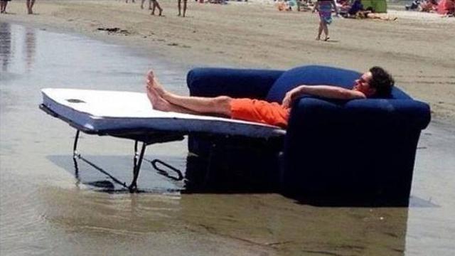 8 Potret Absurd Orang Saat Liburan di Pantai Ini Bikin Geleng Kepala