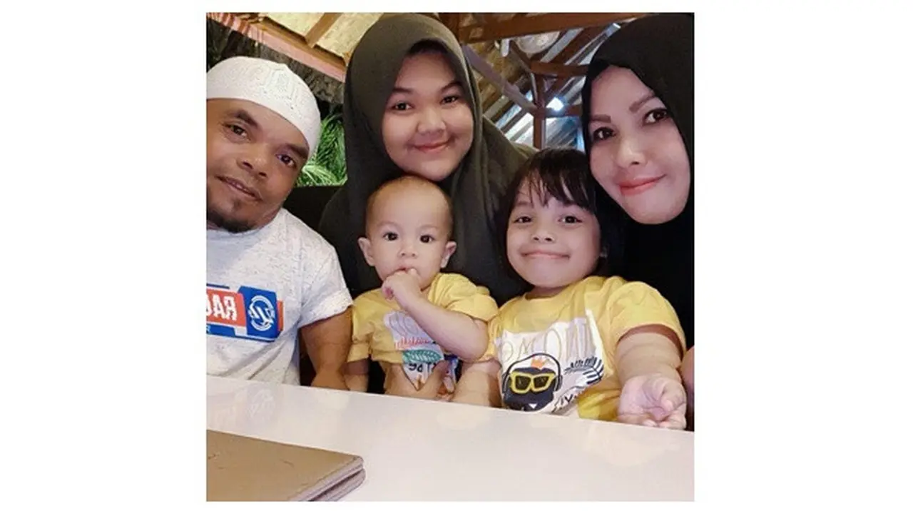 22 Tahun Menikah, Ini 6 Potret Mesra Ucok Baba dan Istri - Hot Liputan6.com