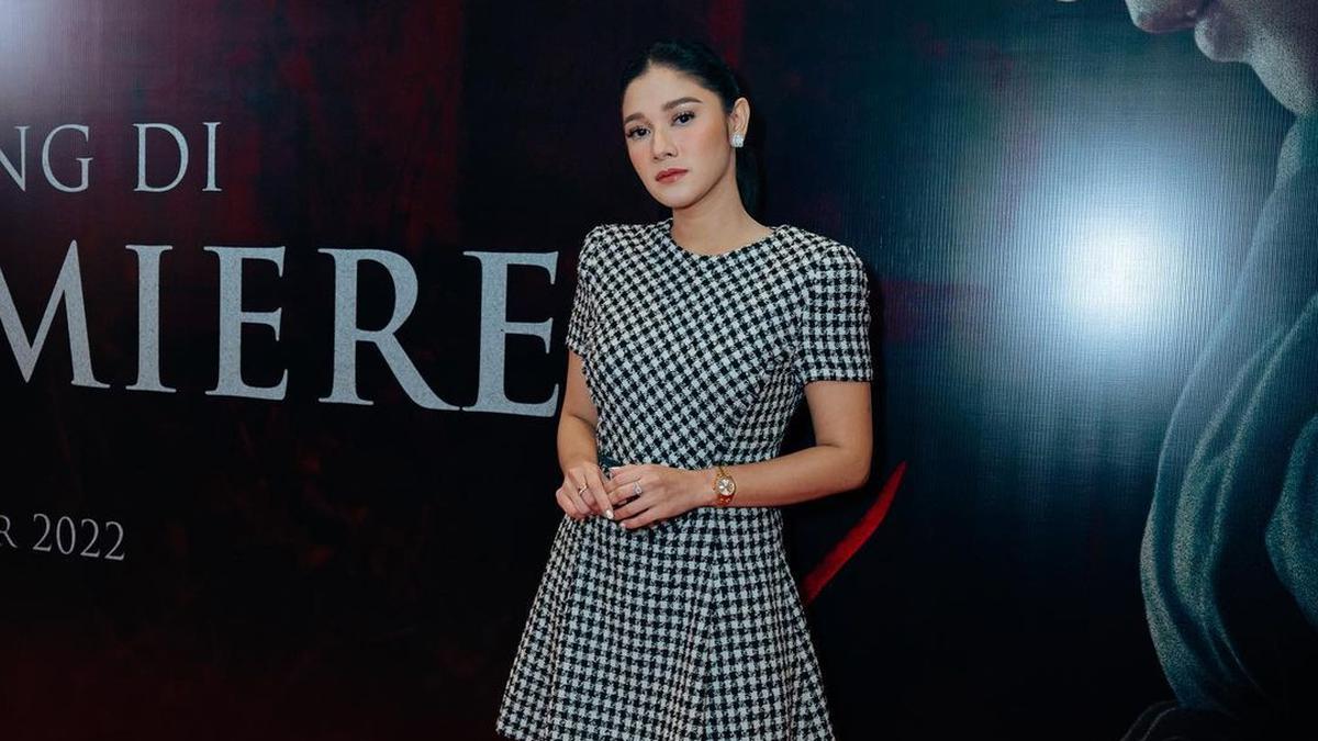 Pose Menawan Naysilla Mirdad Pakai Gaun Monokrom dari Versace di Karpet ...