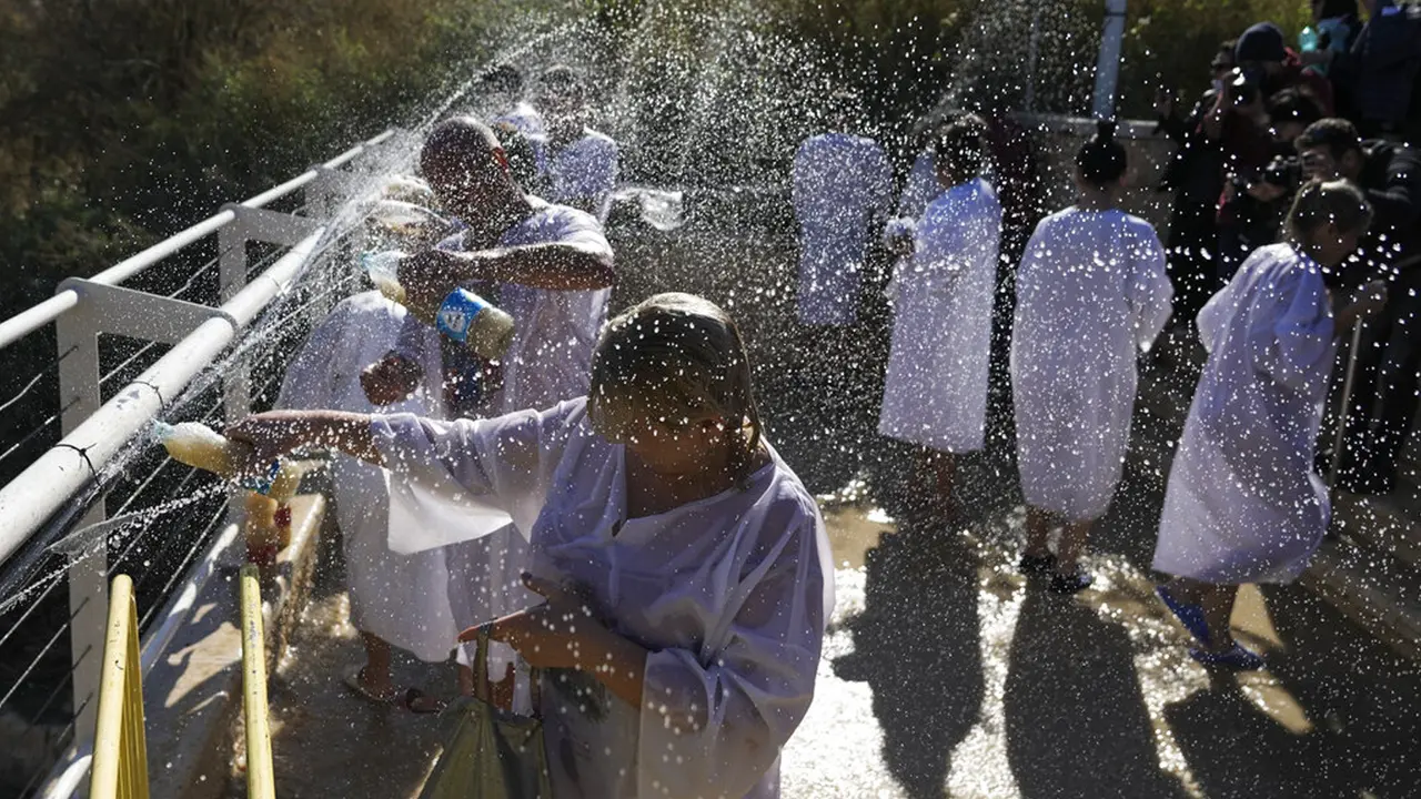 Syarat Baptis adalah Disesuaikan Usia, Simak Penjelasan dan Macam ...