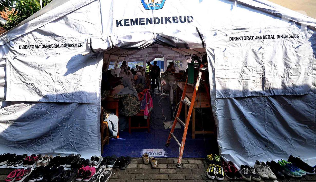 FOTO: Murid Sekolah Khusus di Tangsel Ujian Dalam Tenda Darurat - Foto ...