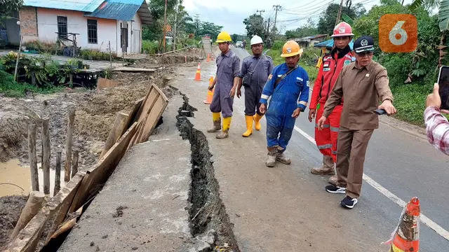 Lagi Tinjau Pembangunan Infrastruktur, Eh Ada Jalan Ambrol Akibat ...