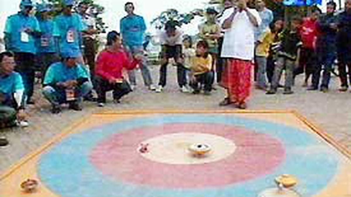Puluhan Peserta Ramaikan Lomba Gasing Nasional - News Liputan6.com