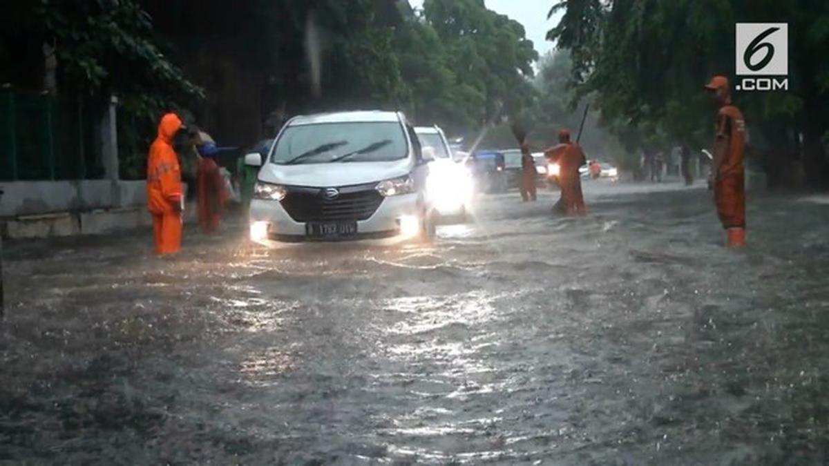 VIDEO: Diguyur Hujan Deras, Jalan Pegangsaan Banjir 50 Cm - News Liputan6.com