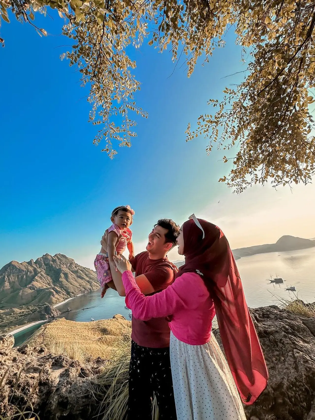 7 Potret Kenangan Manis Ria Ricis dan Teuku Ryan, Resmi Cerai - Hot ...