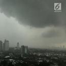 60 Pohon Dipangkas Antisipasi Tumbang Saat Cuaca Ekstrem di Jakbar