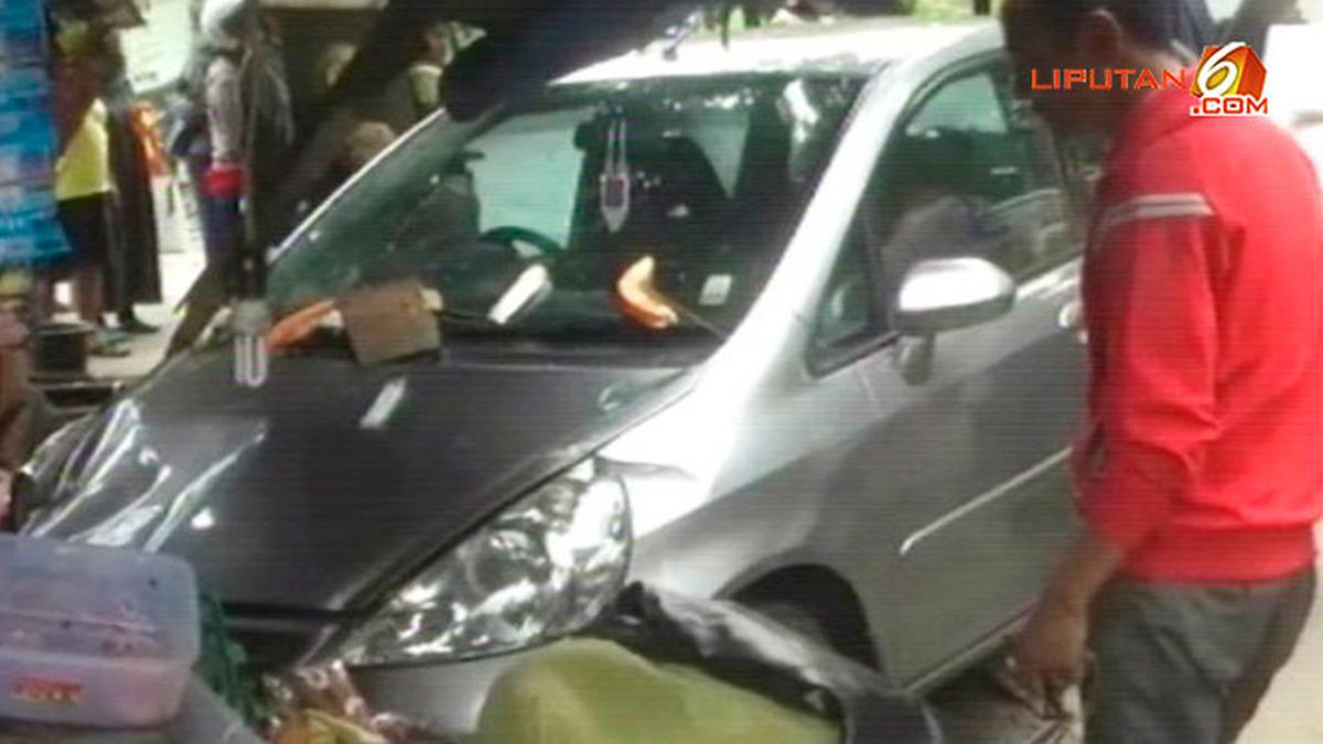 VIDEO: Pecah Ban, Mobil Tabrak Warung - News Liputan6.com