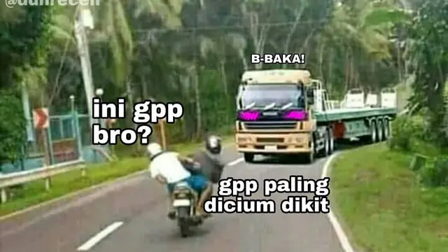 6 Meme Kelakuan Orang Naik Motor Boncengan Ini Bikin Tepuk Jidat - Hot ...