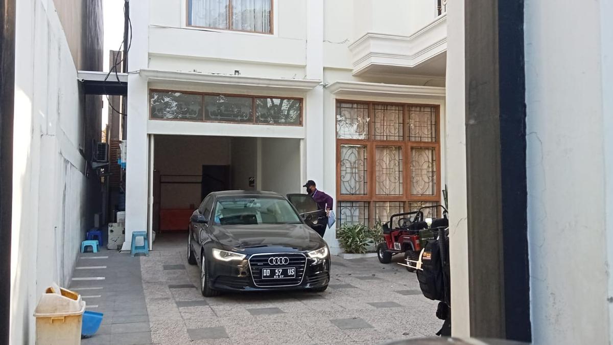 KPK Bawa 2 Koper dan Mobil Mewah Usai Geledah 2 Rumah Mentan Syahrul Yasin Limpo di Makassar ...