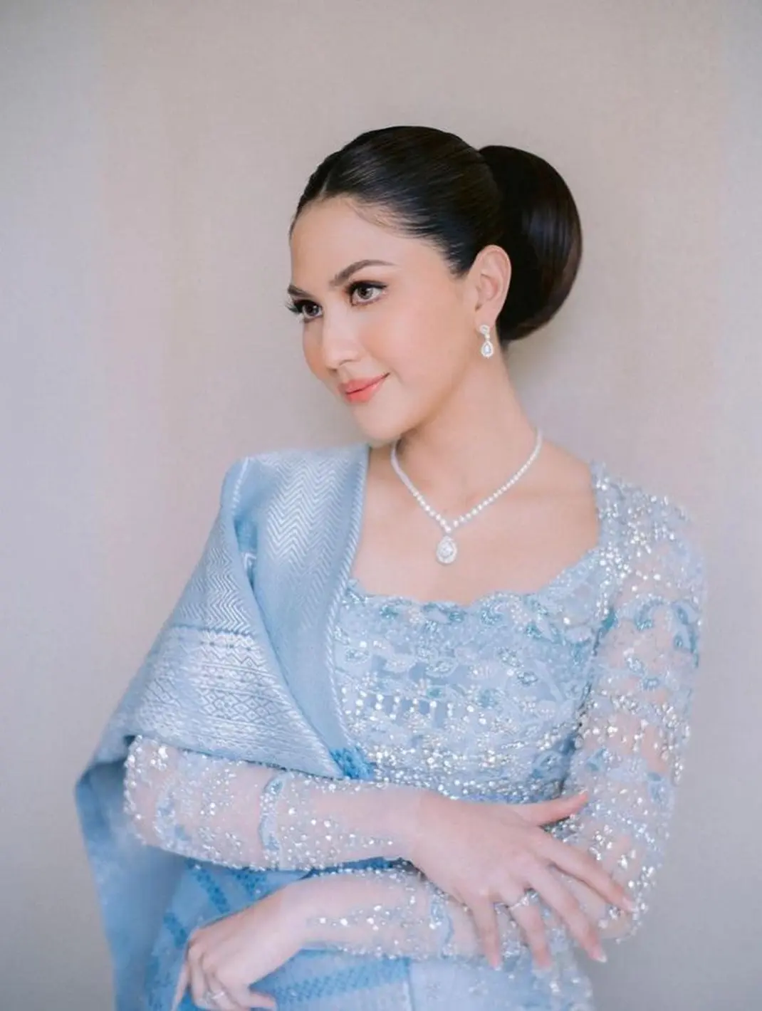 10 Potret Cantiknya Kain Tenun Songket Batak Bertabur Kristal Swarovsky ...