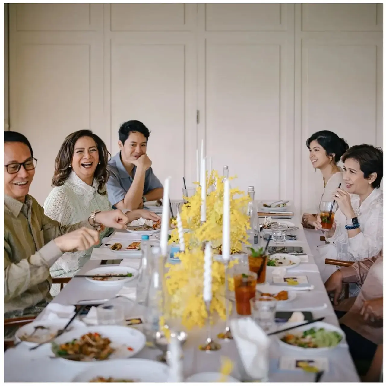 7 Potret Penampilan Awet Muda Addie MS dan Memes di Momen Lamaran ...