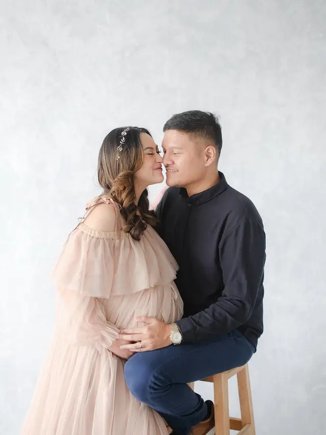 7 Maternity Shoot Memes Prameswari yang Hamil Anak Kembar Ini Menawan ...