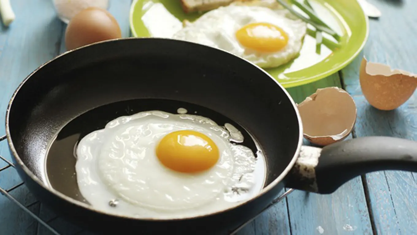 Tips Memasak Telur Mata Sapi Bulat dan Cantik - Lifestyle Fimela.com