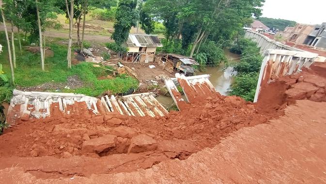 Turap Beton di Perumahan GDC Jebol, Dinas PUPR Layangkan Surat Teguran ...