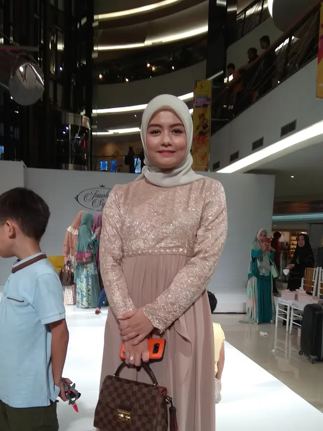 Tika Ramlan Tolak Ajakan Menggelar Fashion Show, Kenapa? - ShowBiz ...
