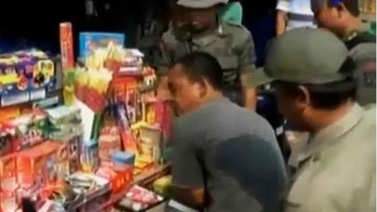 Segmen 1: Razia PKL hingga Longsor Isolir 5 Desa - News Liputan6.com