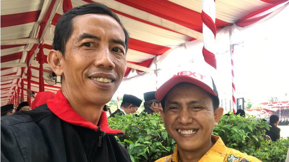 'Jokowi' Hanya Duduk di Tribun Saat Upacara Hari Pahlawan - Regional ...
