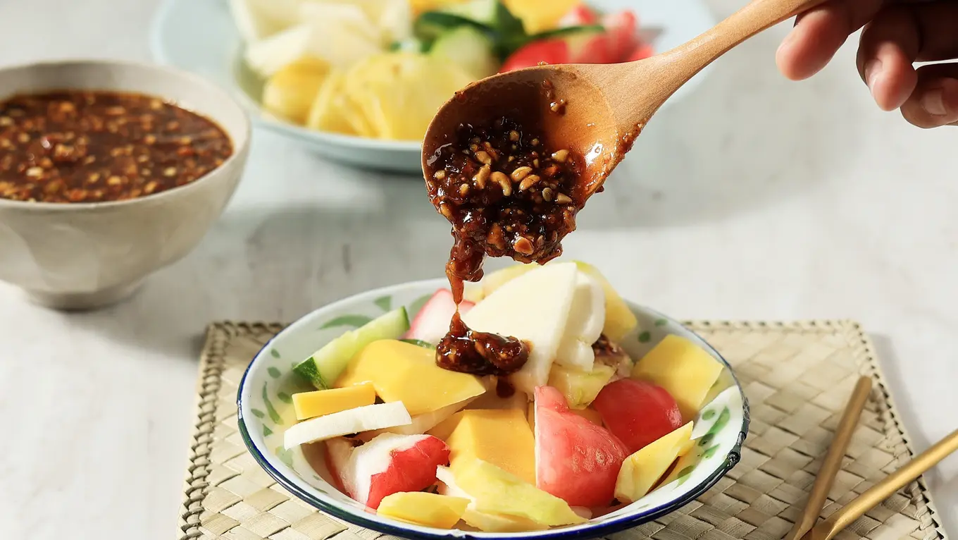 Resep Sambal Rujak Buah Manis Pedas dan Segar - Food Fimela.com