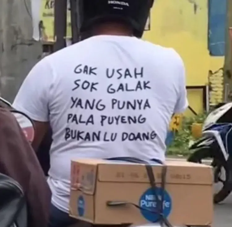 Tulisan Di Baju Pengendara Motor Ini Absurd Banget Ada Yang Memotivasi Hingga Bikin Ketawa