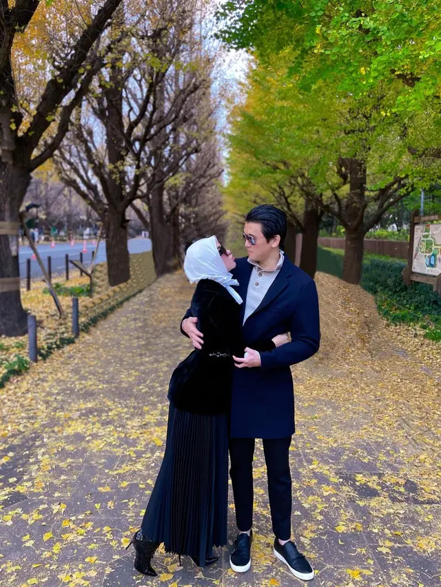 6 Potret Terbaru Syahrini yang Makin Manja dengan Reino Barack, Tak ...
