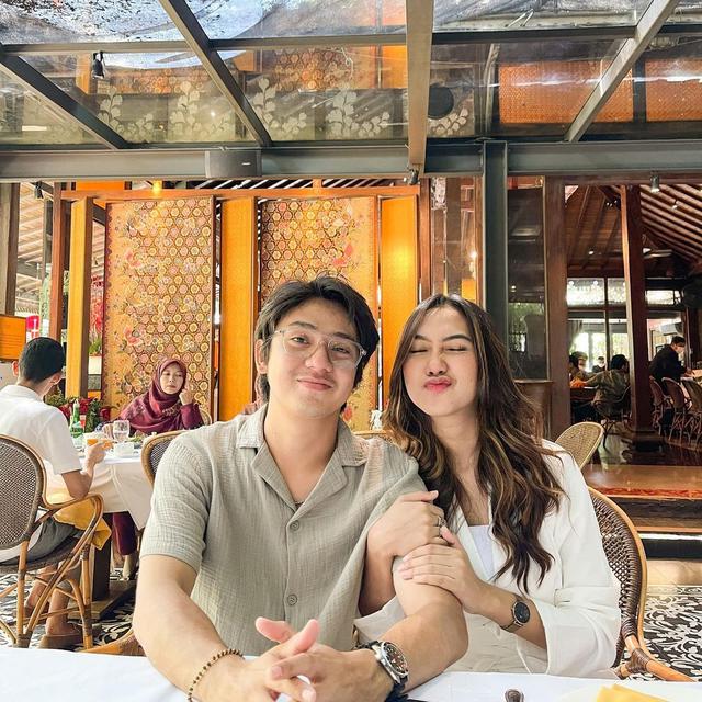 1 Tahun Pacaran, Ini 6 Potret Kebersamaan Arbani Yasiz dan Kekasihnya ...