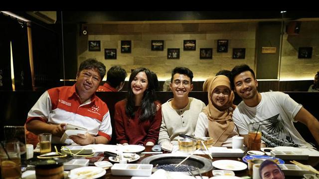 7 Potret Kehangatan Orang Tua Vidi Aldiano dan Sheila Dara, Sudah Bak ...