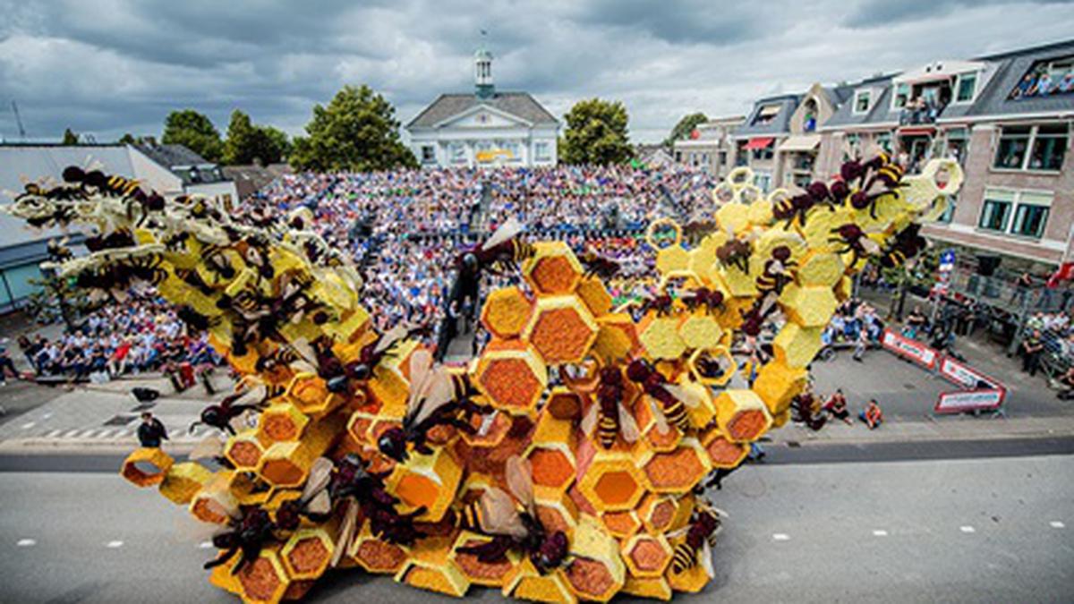 Pesona Kemegahan Patung Raksasa di Parade Bunga Belanda - Photo Fimela.com