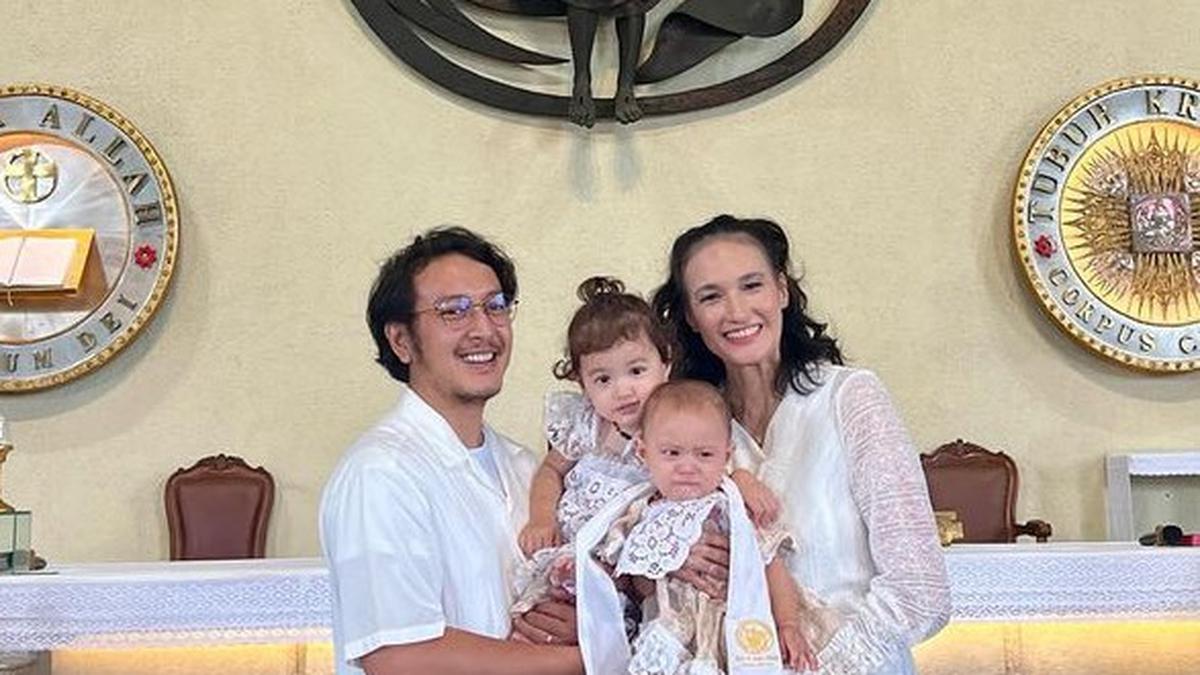 6 Potret Dimas Anggara dan Nadine Chandrawinata Saat Pembaptisan Anak ...