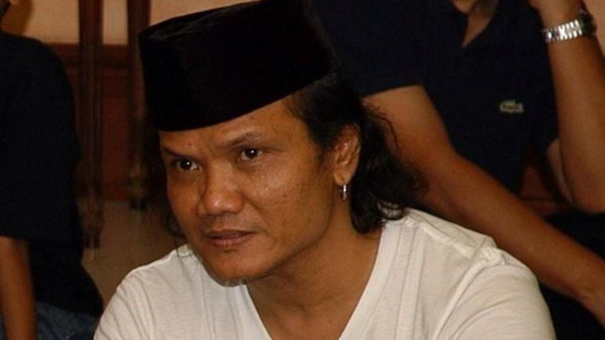 8 Potret Rumah Adrie Subono yang Mirip Istana dengan Patung di Mana-Mana