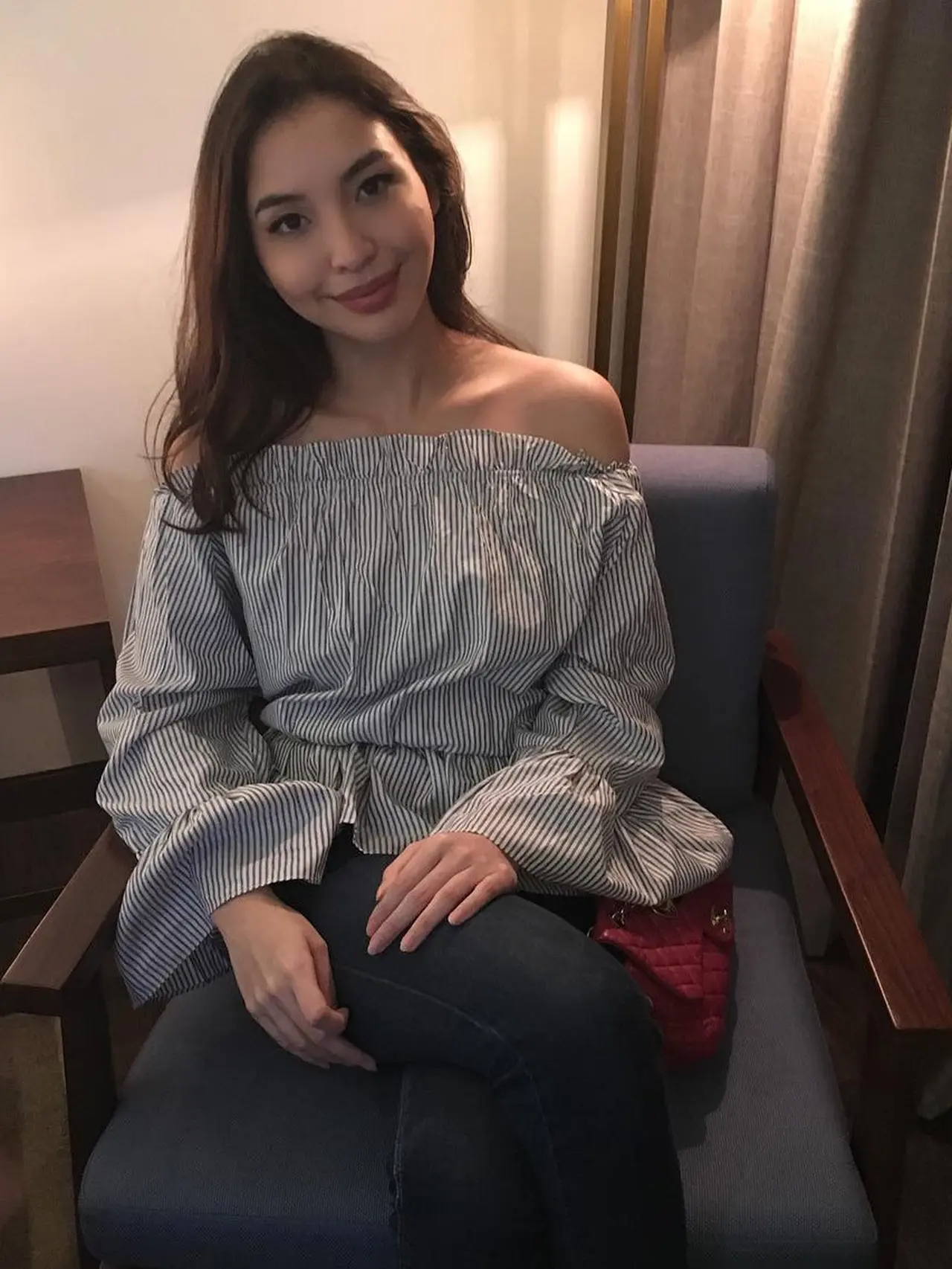 7 Potret Manohara Pakai Busana Off-Shoulder, Ini Tampil Makin Menawan - Hot Liputan6.com