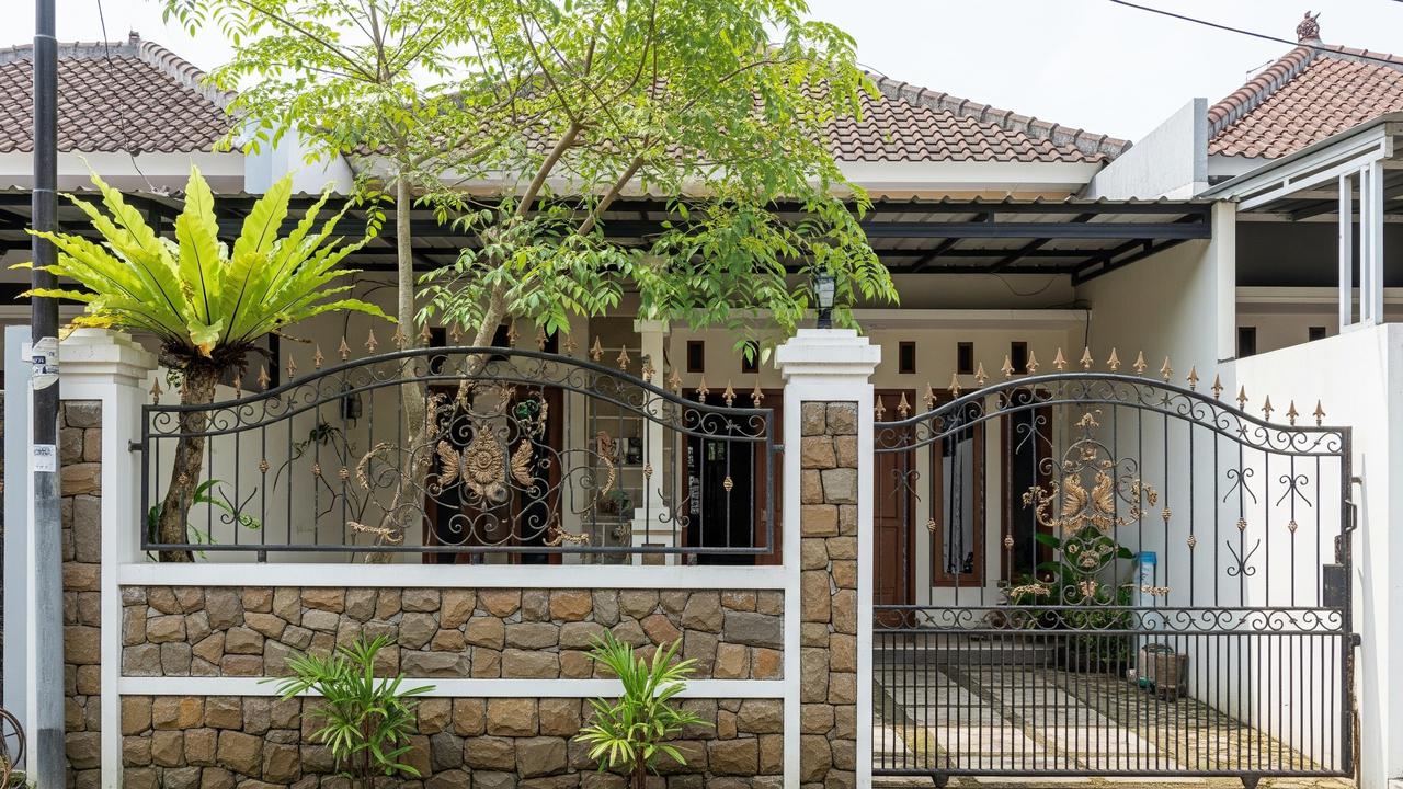 9 Inspirasi Pagar Rumah Setengah Tertutup agar Tetap Privat, Desain Estetik