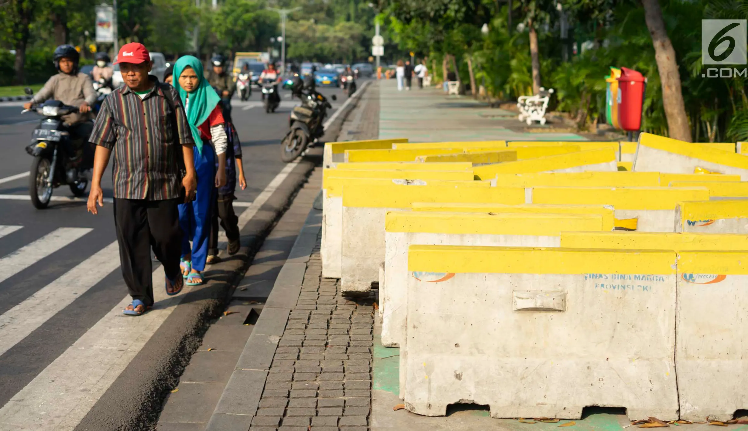 FOTO: Pembatas Jalan Ganggu Pejalan Kaki di Jalan Merdeka Utara - Foto ...