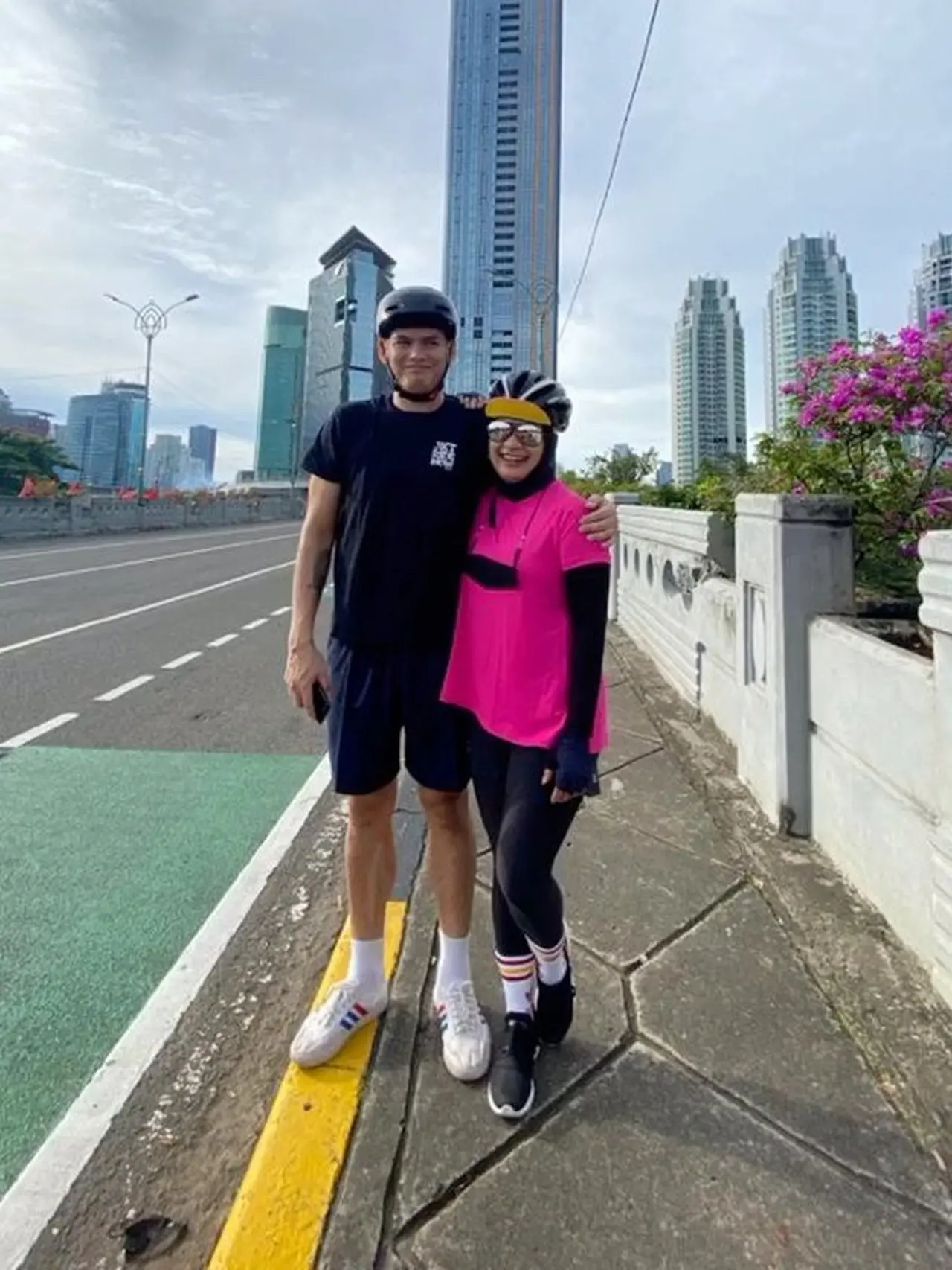 Beda 2 Tahun, Ini 6 Potret Romantis Ikke Nurjanah dengan Sang Suami