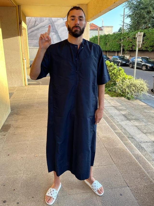 6 Potret Karim Benzema Pakai Busana Muslim, Tetap Puasa saat Bertanding ...