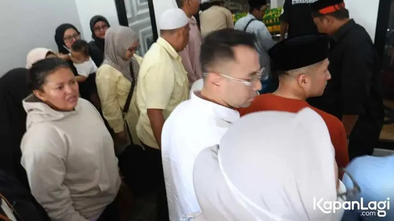 Potret Lemas Suami Mpok Alpa, Jalan Harus Dipapah dengan Selang Oksigen ...