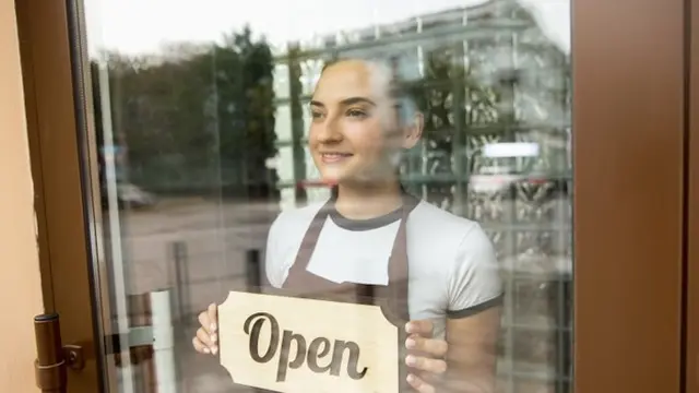 Pengertian Pramuniaga, Tugas, dan Sikap yang Harus Dimiliki - Ragam ...