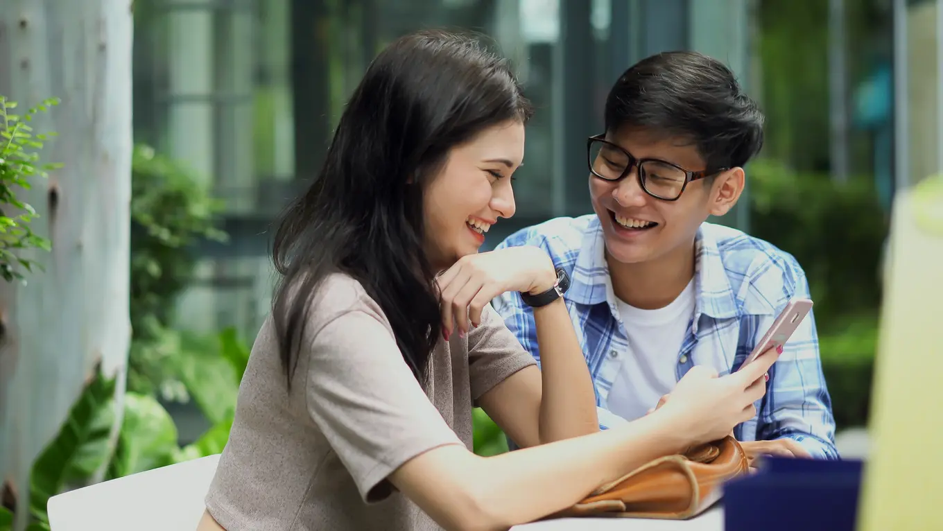 5 Tahapan Seseorang Jatuh Cinta yang Perlu Diketahui - Relationship Fimela.com