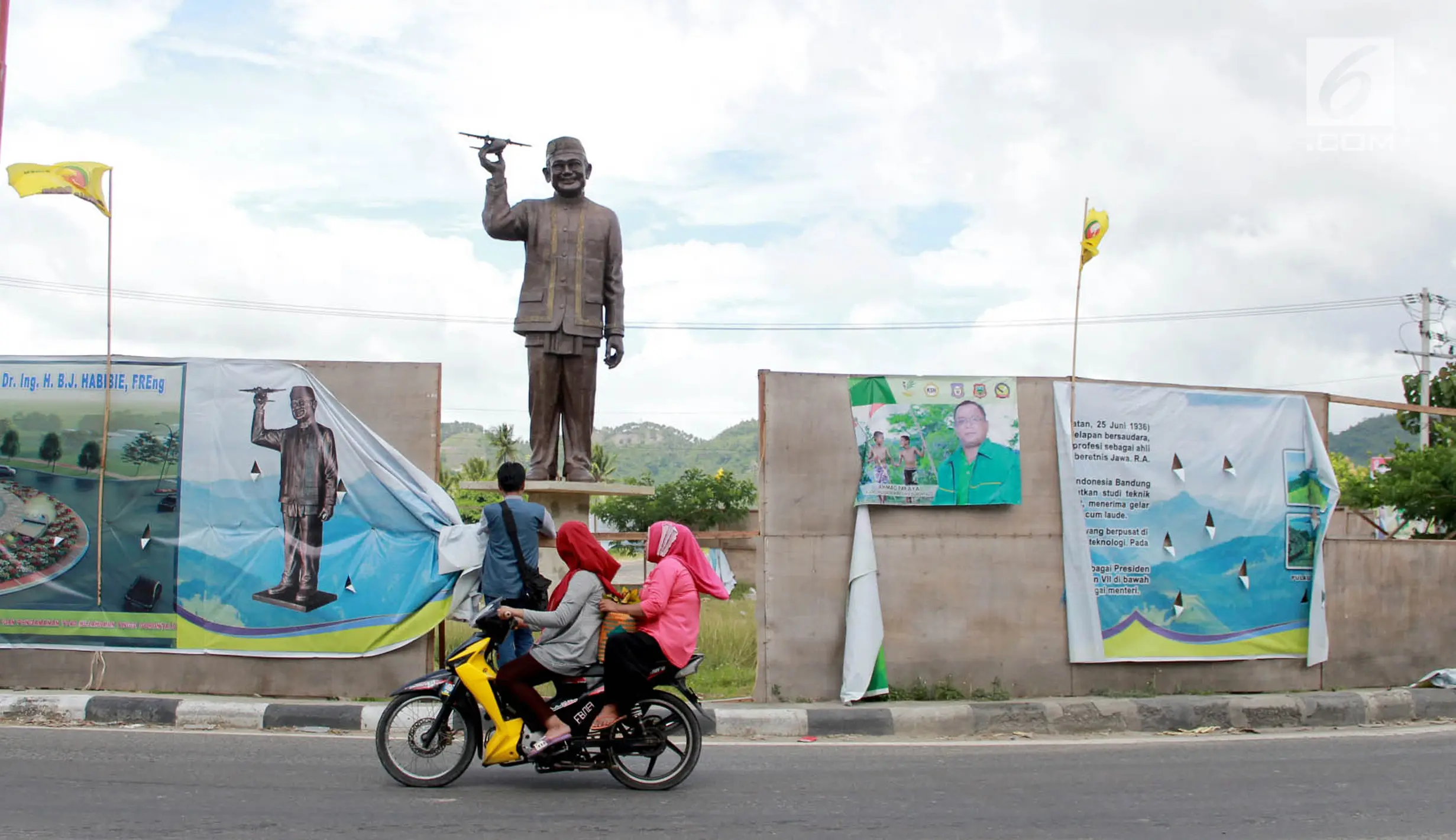 FOTO: Ada Patung Raksasa BJ Habibie Berdiri Megah di Gorontalo - Foto ...