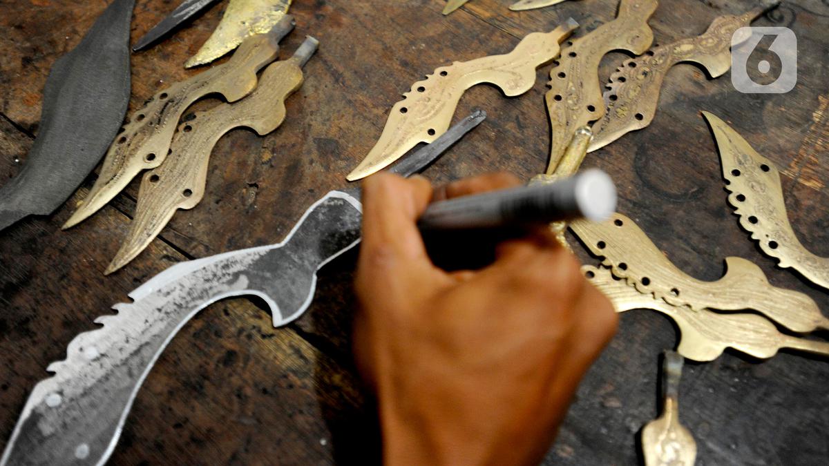 Melihat Proses Pembuatan Senjata Pusaka Kujang Khas Jawa Barat - Foto ...