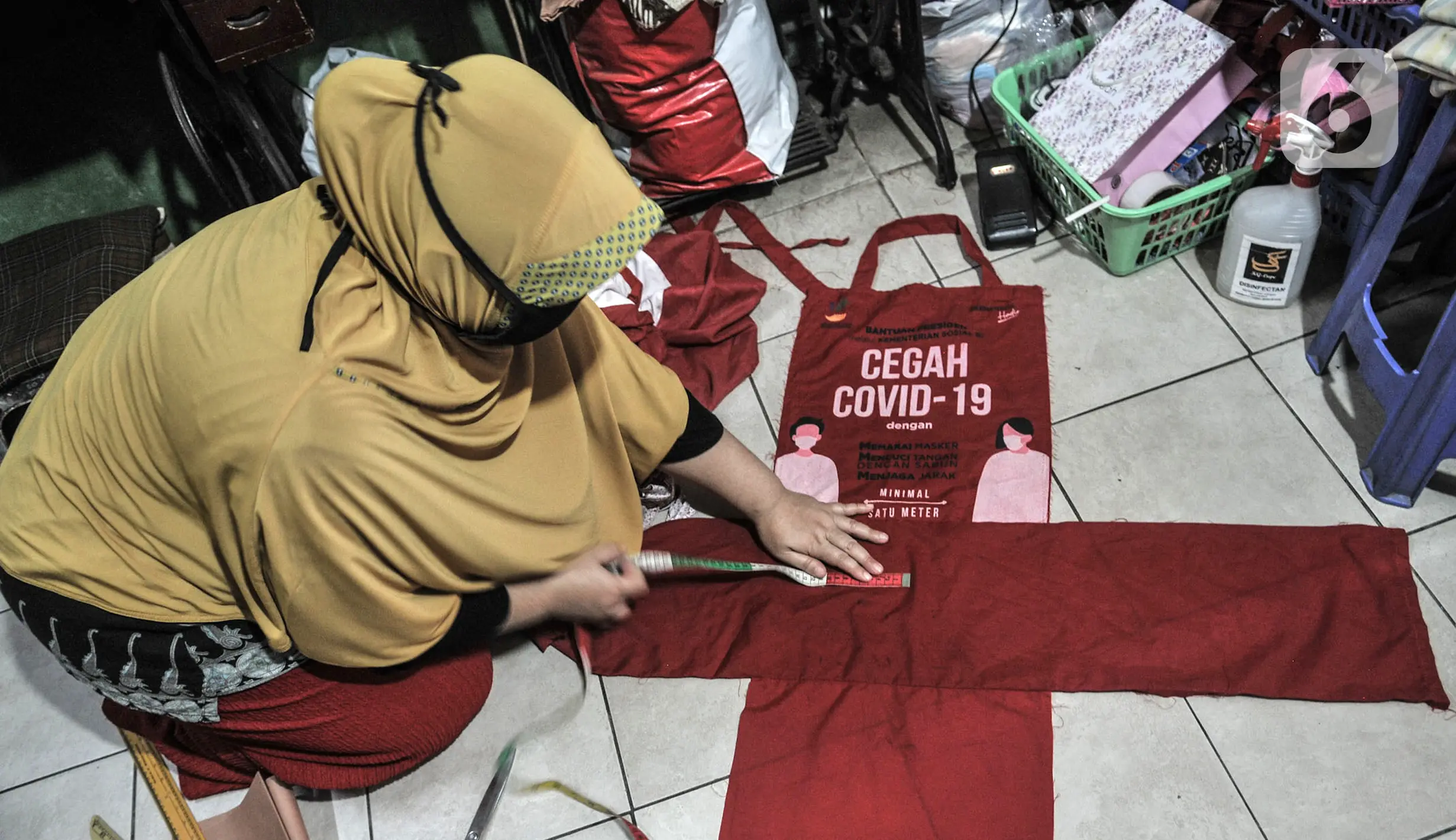FOTO: Inovasi Celemek Berbahan Tas Bansos Covid-19 - Foto Liputan6.com