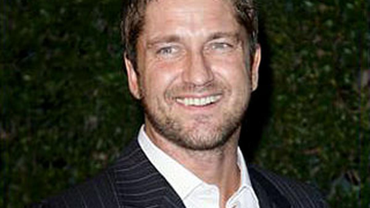 Gerard Butler Kagumi Wanita Berdada Besar