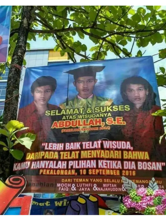 6 Spanduk Lucu Ucapan Wisuda Ini Nyeleneh, Bikin Geleng Kepala - Hot ...