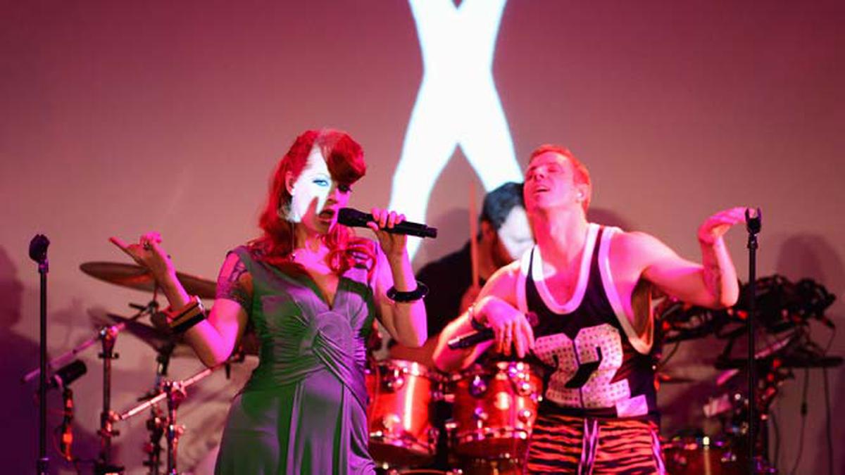 Scissor Sisters Tampil Agresif di Awal Konser - ShowBiz Liputan6.com