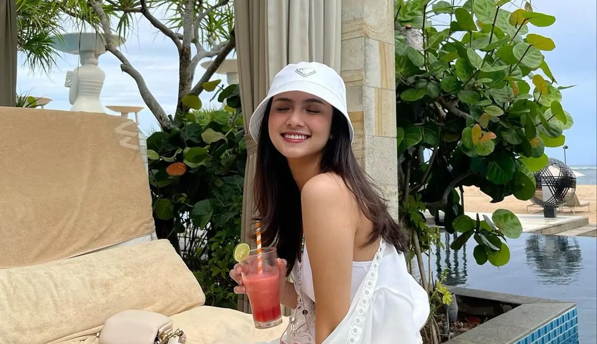 FOTO: Gaya Angie Marcheria saat Pakai Topi, Kian Menawan - Foto ...