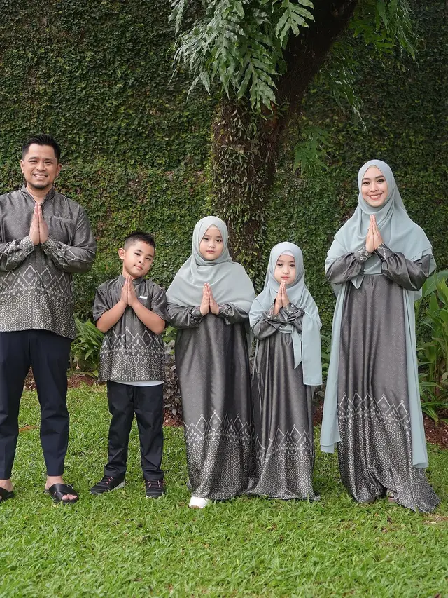 8 Potret Oki Setiana Dewi dan Keluarga Pakai Baju Kembar, Inspirasi Lebaran - Hot Liputan6.com