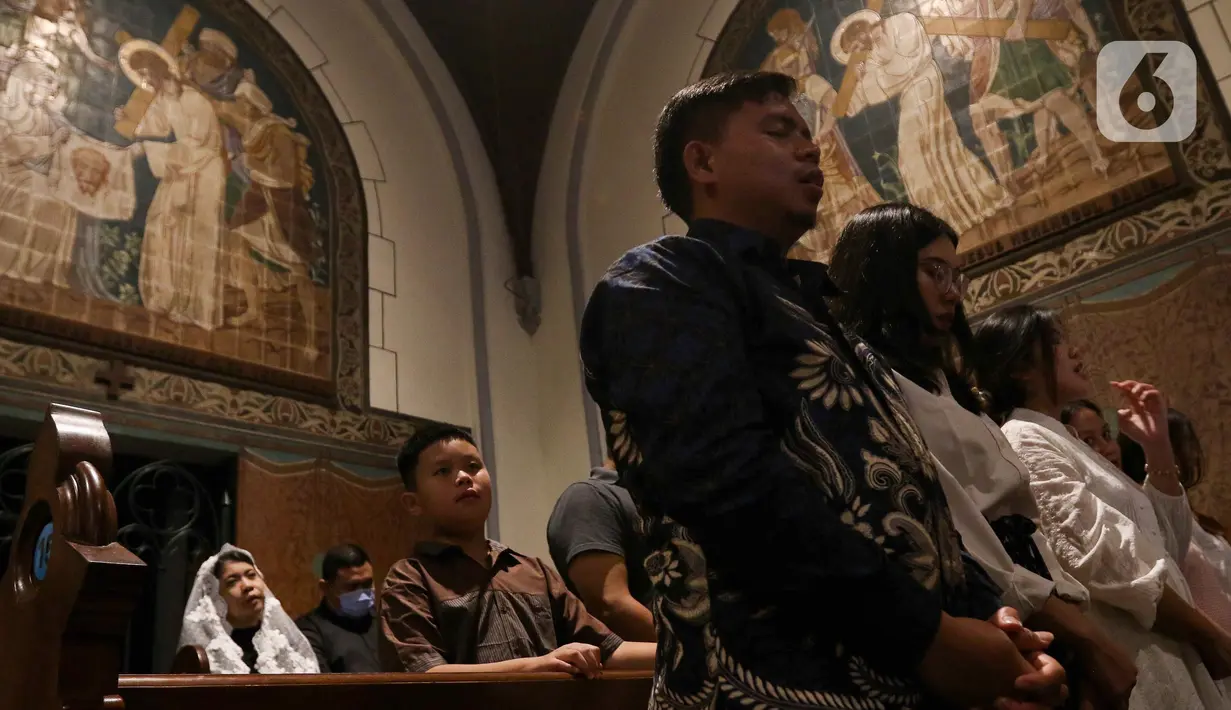 Khidmat, Misa Malam Natal di Gereja Katedral Jakarta - Foto Liputan6.com